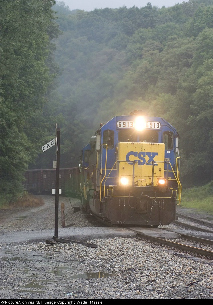 CSX 6913 working up the steep grade